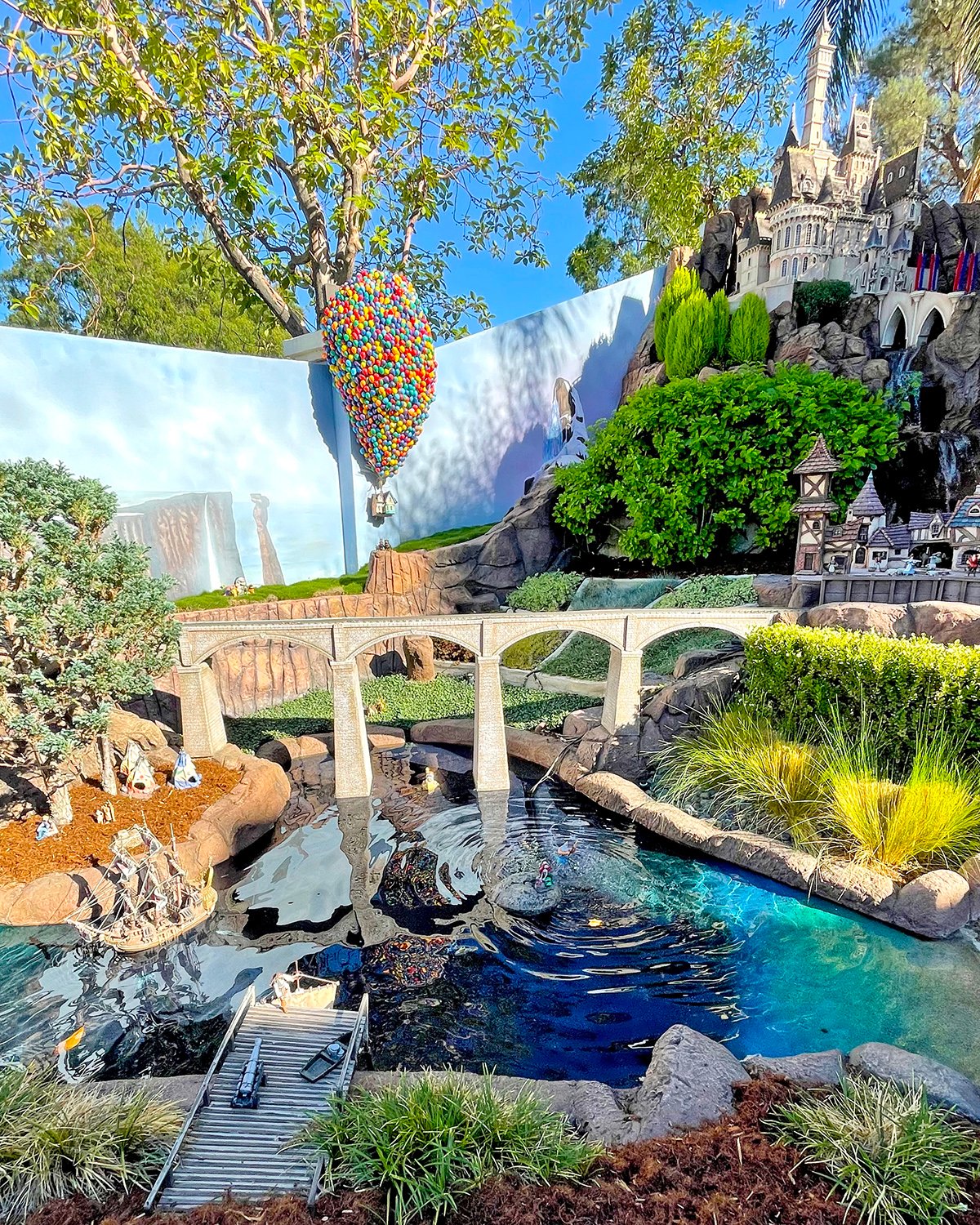 California architect builds a miniature Disneyland in his backyard ...